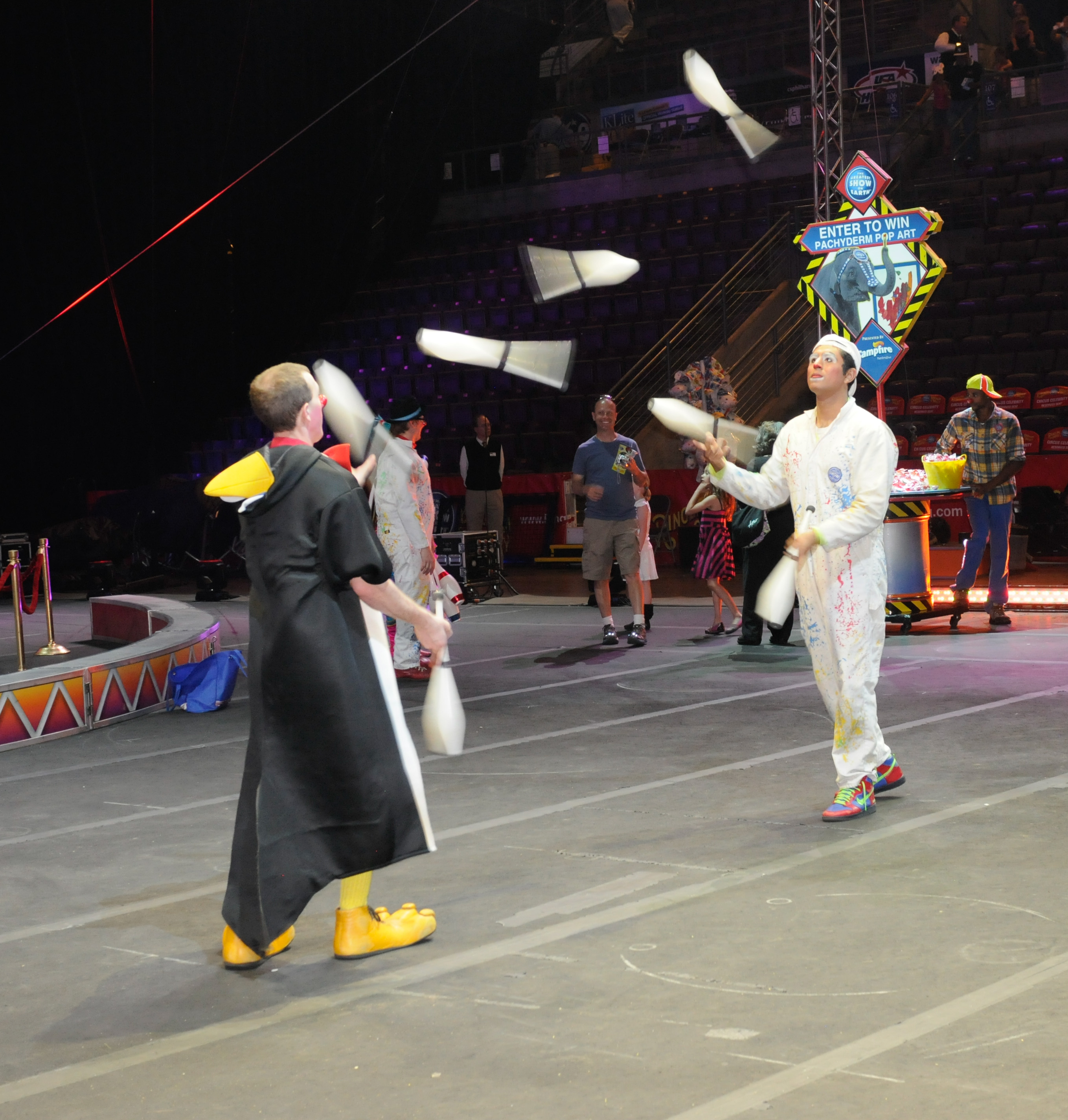 Jugglers entertained during the pre-show.