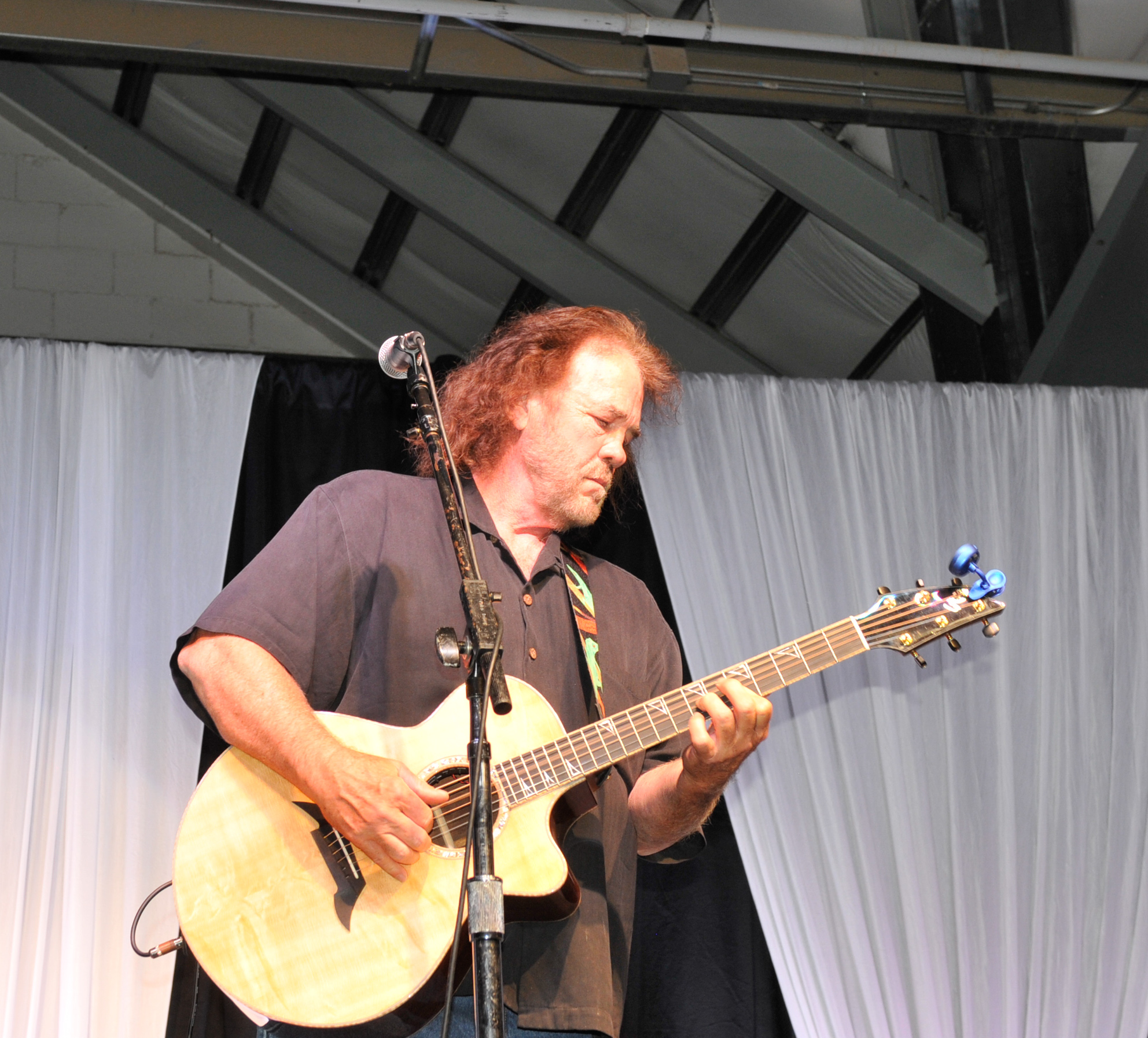 Legendary performer Gary Morris performs a few songs