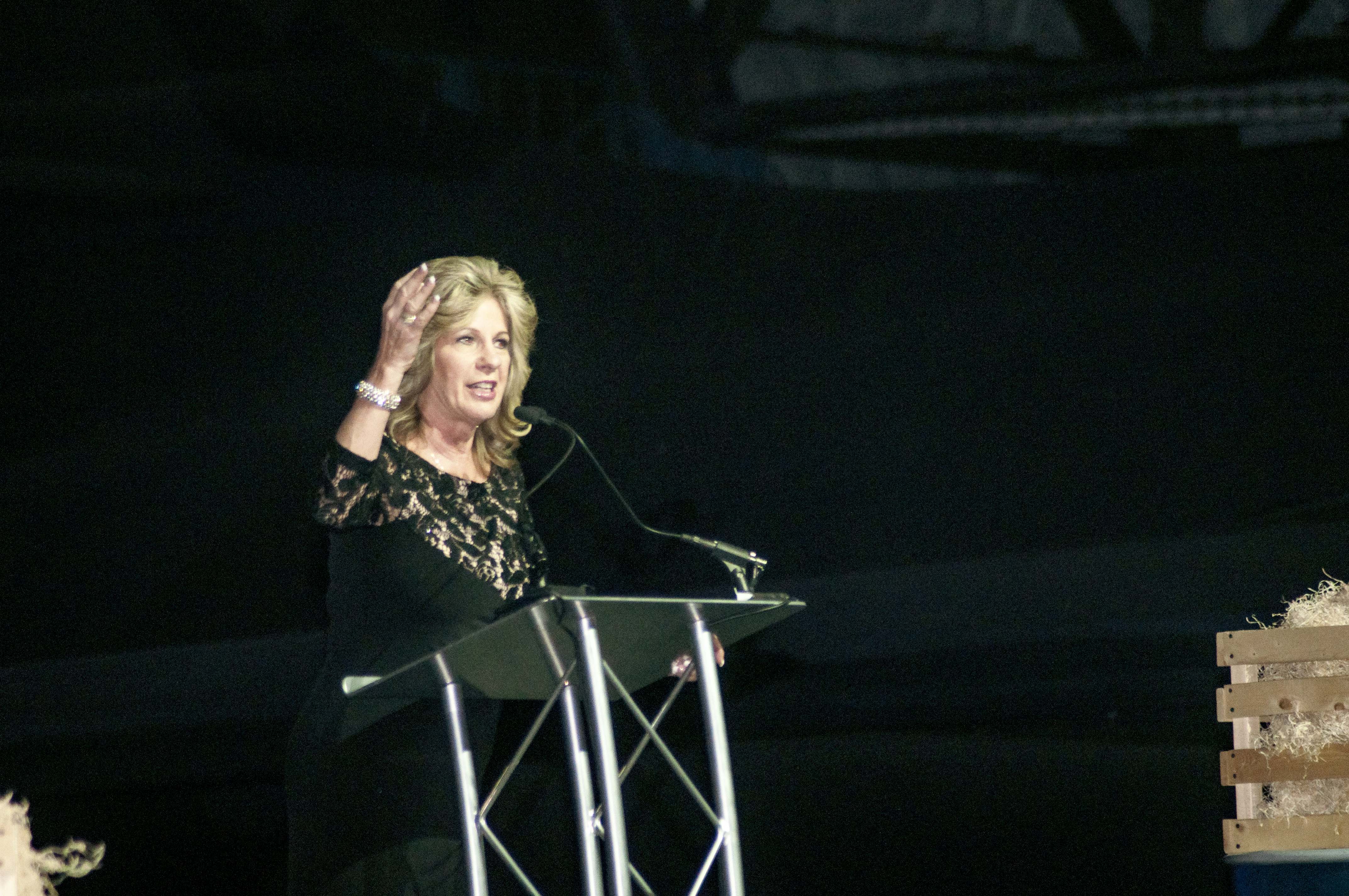 WINGS Board Member Terry Fisher thanks supporters