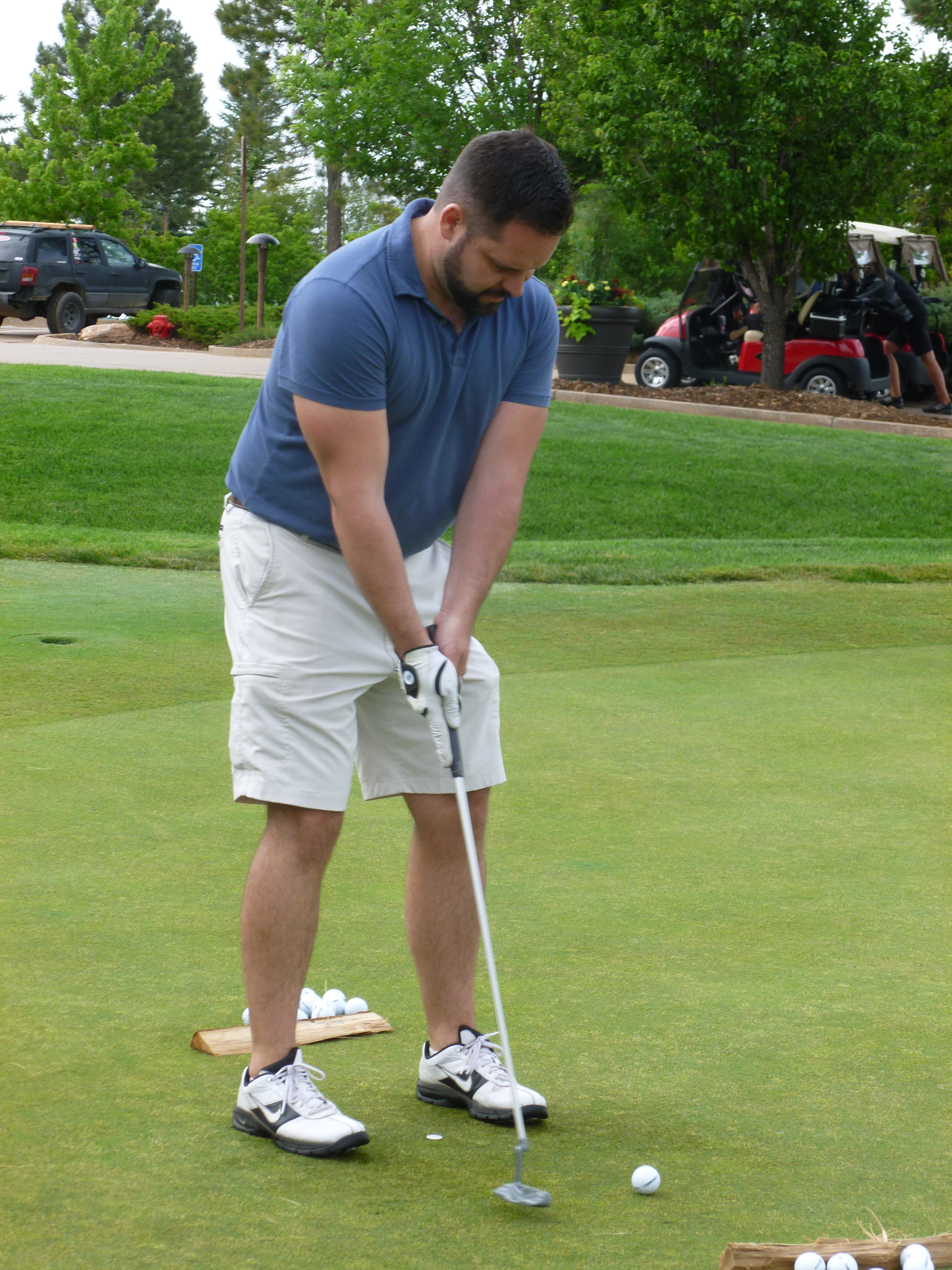 Competing for prizes in the putting contest