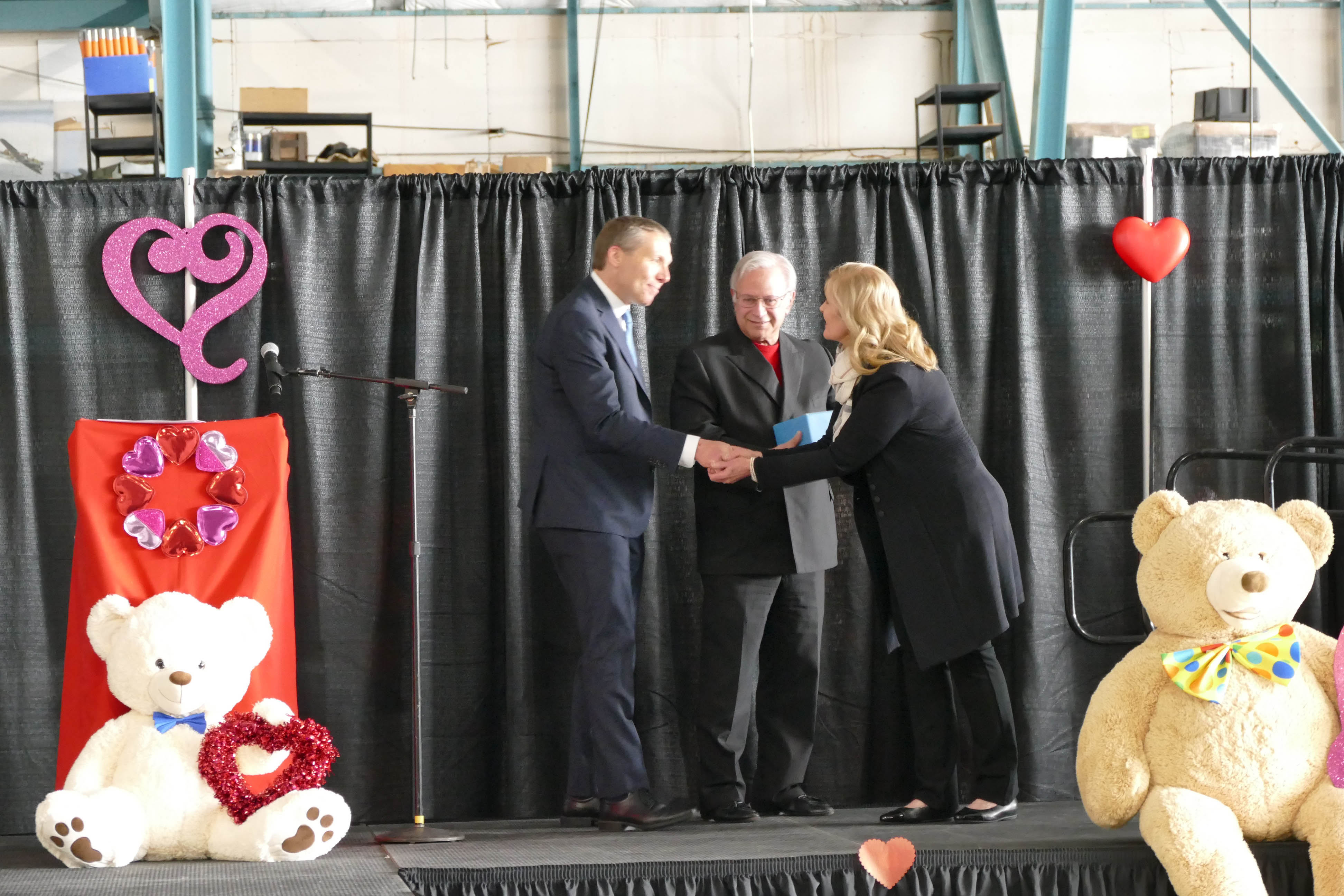 Cardiac anesthesiologist Dr Mark Twite receives the Heart Who Cares ...