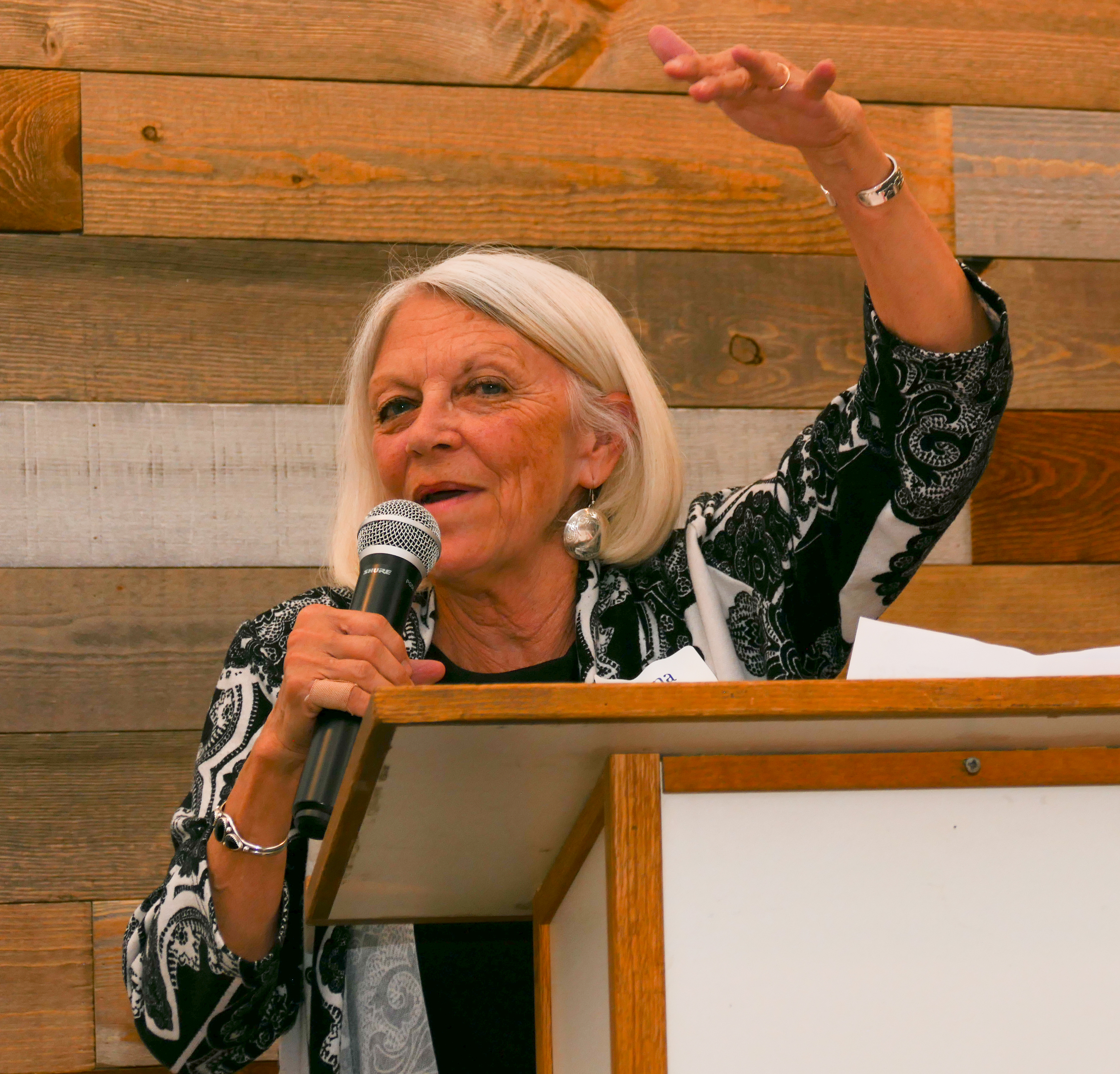 Dr. Lana Carter accepts her induction into the Fremont Hall of Fame