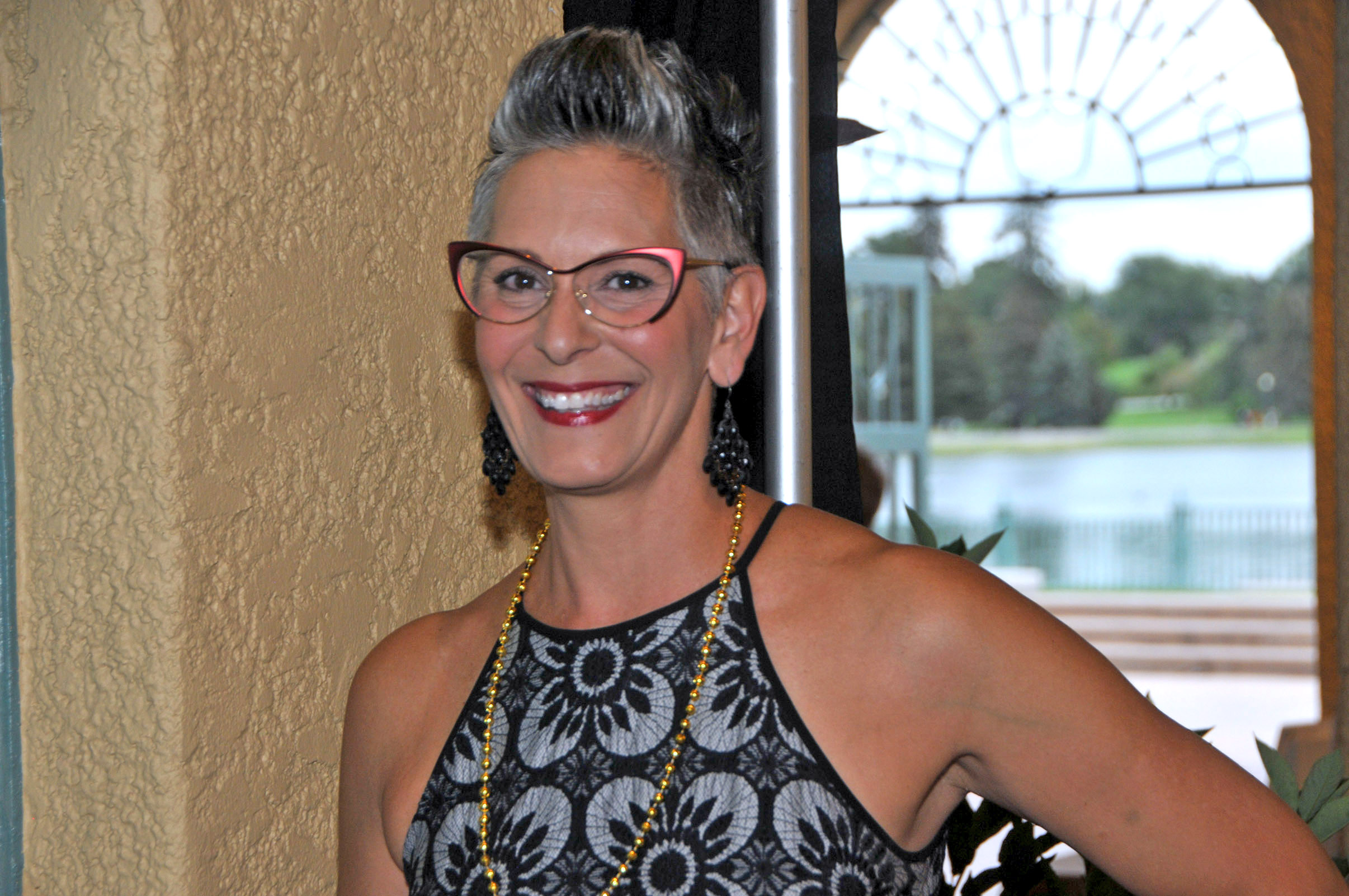 Auctioneer Debbie Scheer