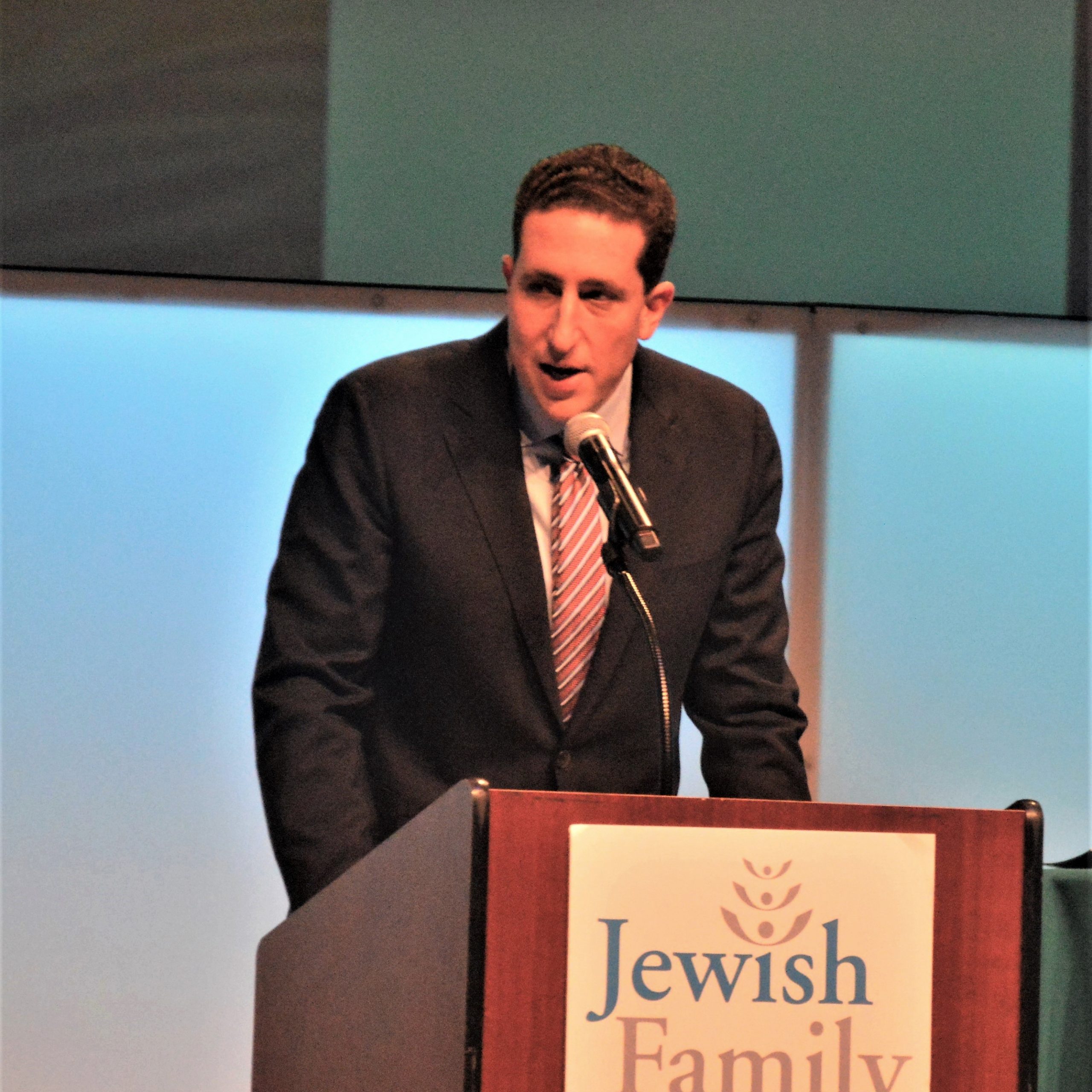 Brad Farber introduces honoree Aaron Hyatt.